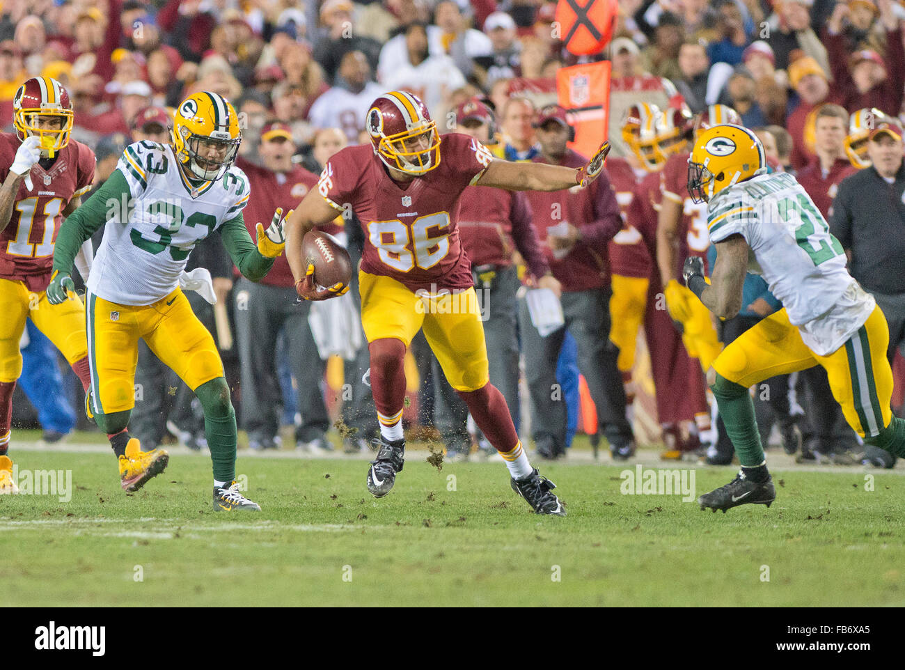 Washington Redskins tight end Jordan Reed (86) attempt a stiff-arm on ...