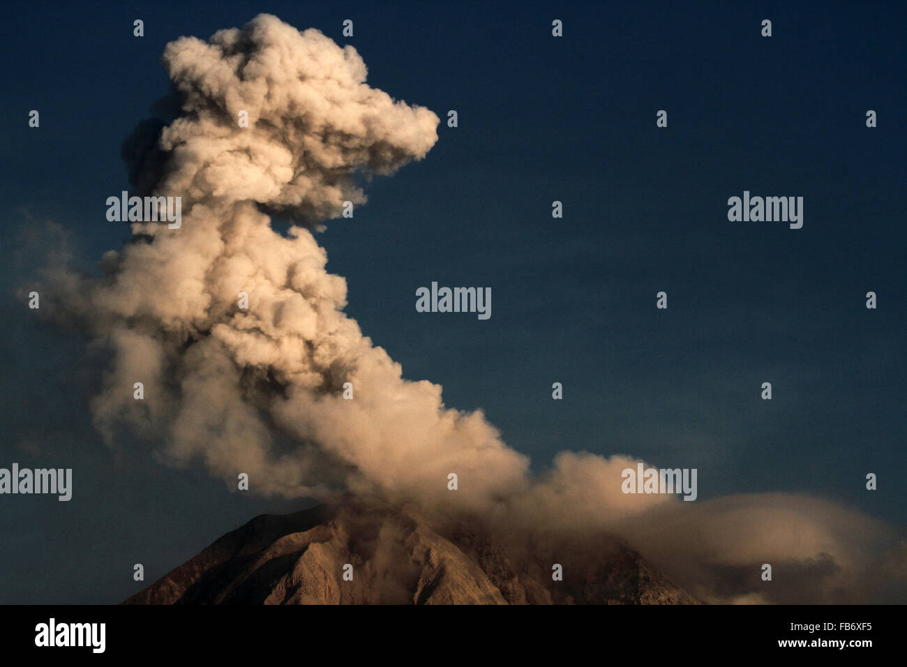 Ring of fire volcanoes hi-res stock photography and images - Alamy