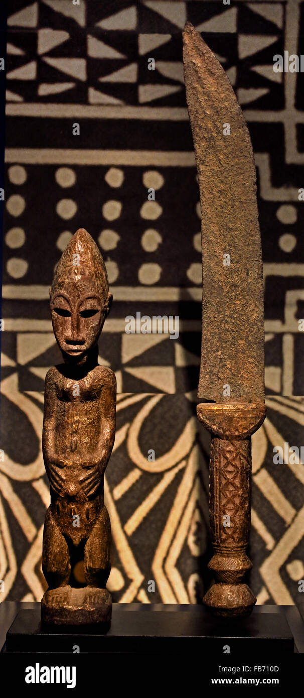 Ivory coast sculptures hi-res stock photography and images - Alamy