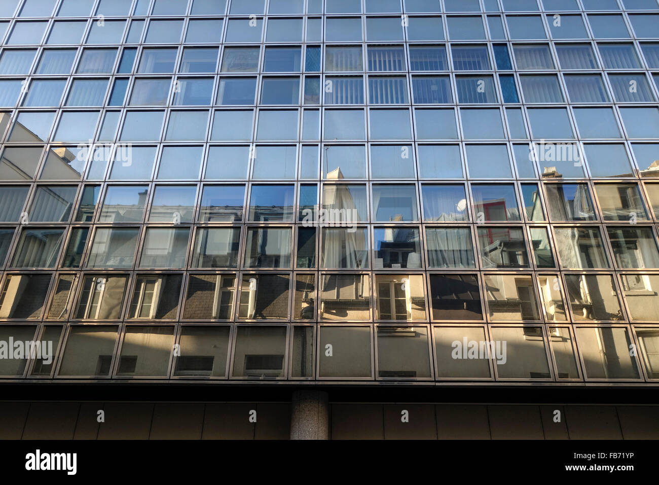 Glass offices modern glass buildings hi-res stock photography and ...