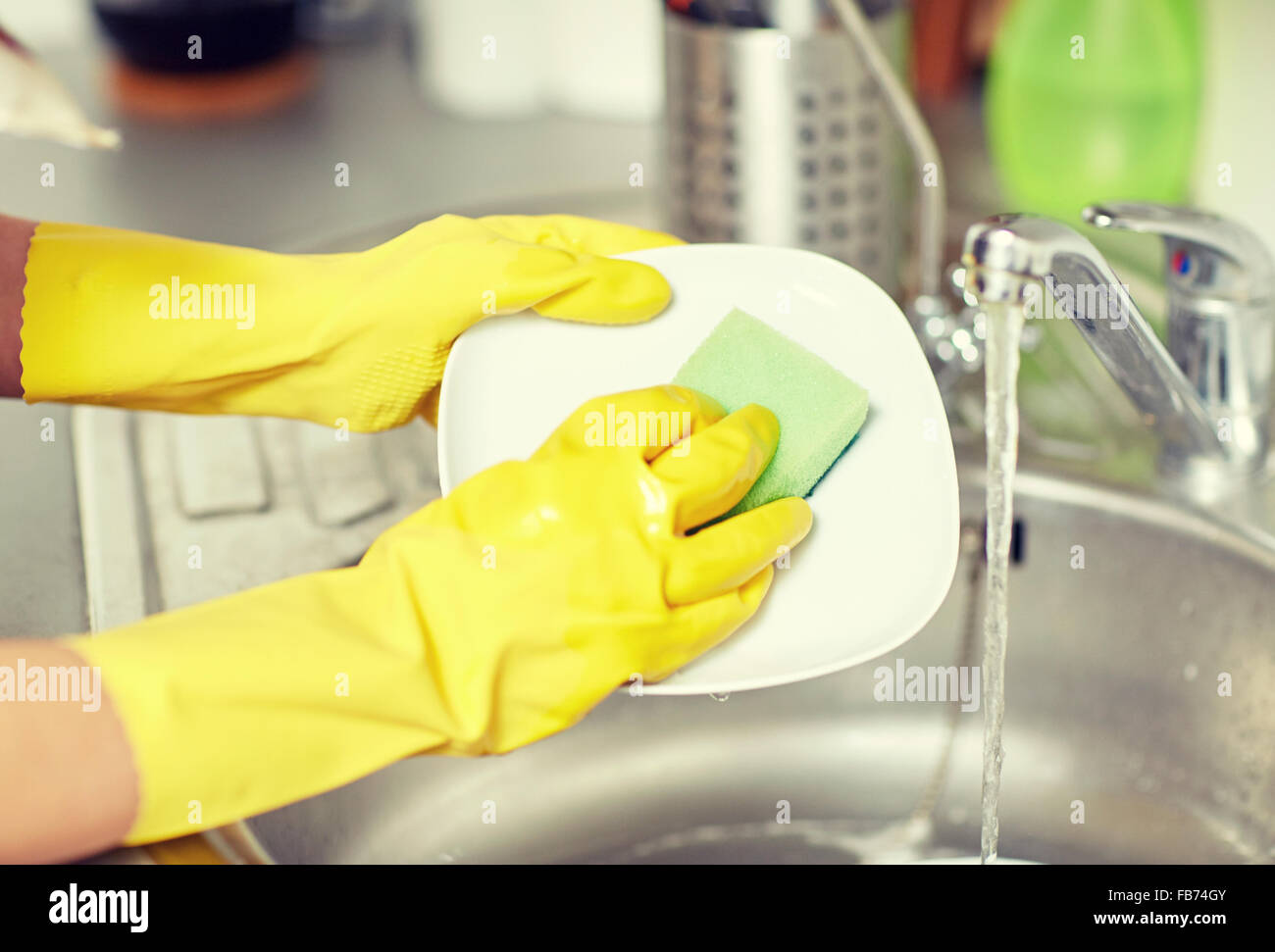 close up of woman hands washing dishes in kitchen Stock Photo - Alamy