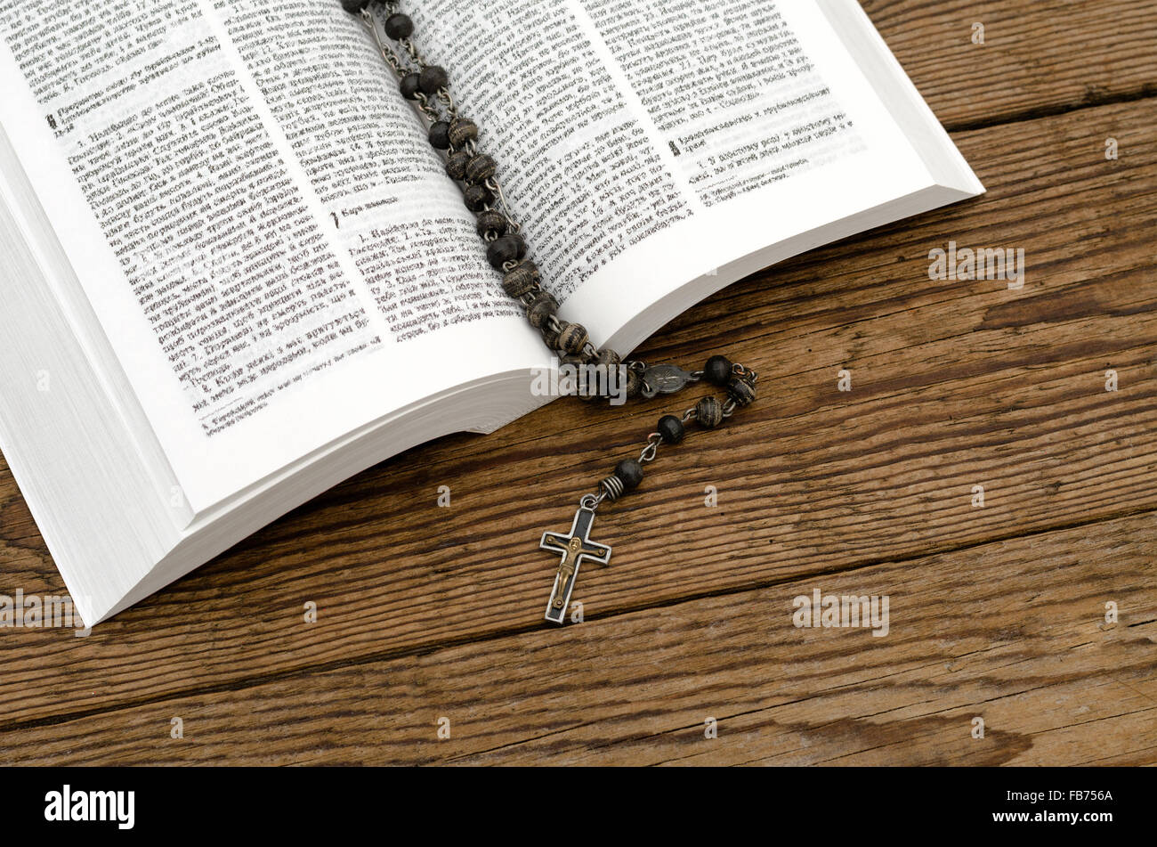 Open bible and cross hi-res stock photography and images - Alamy