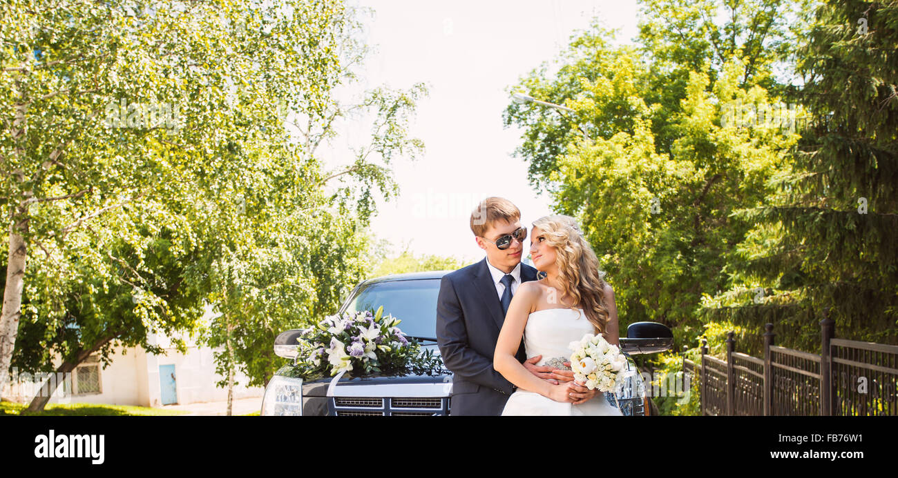 bride and groom over wedding car background Stock Photo - Alamy