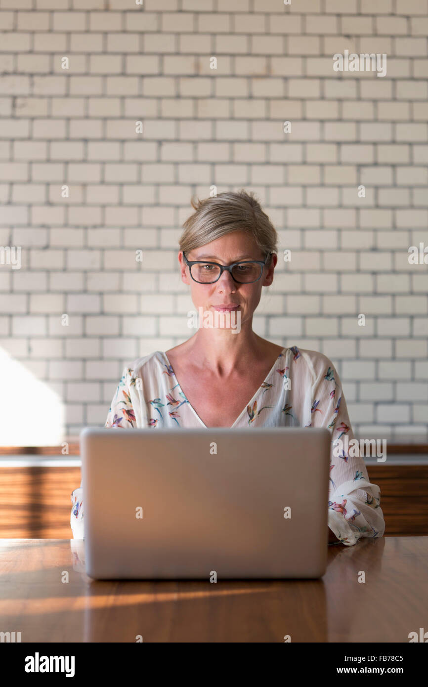Woman sitting table laptop hi-res stock photography and images - Alamy
