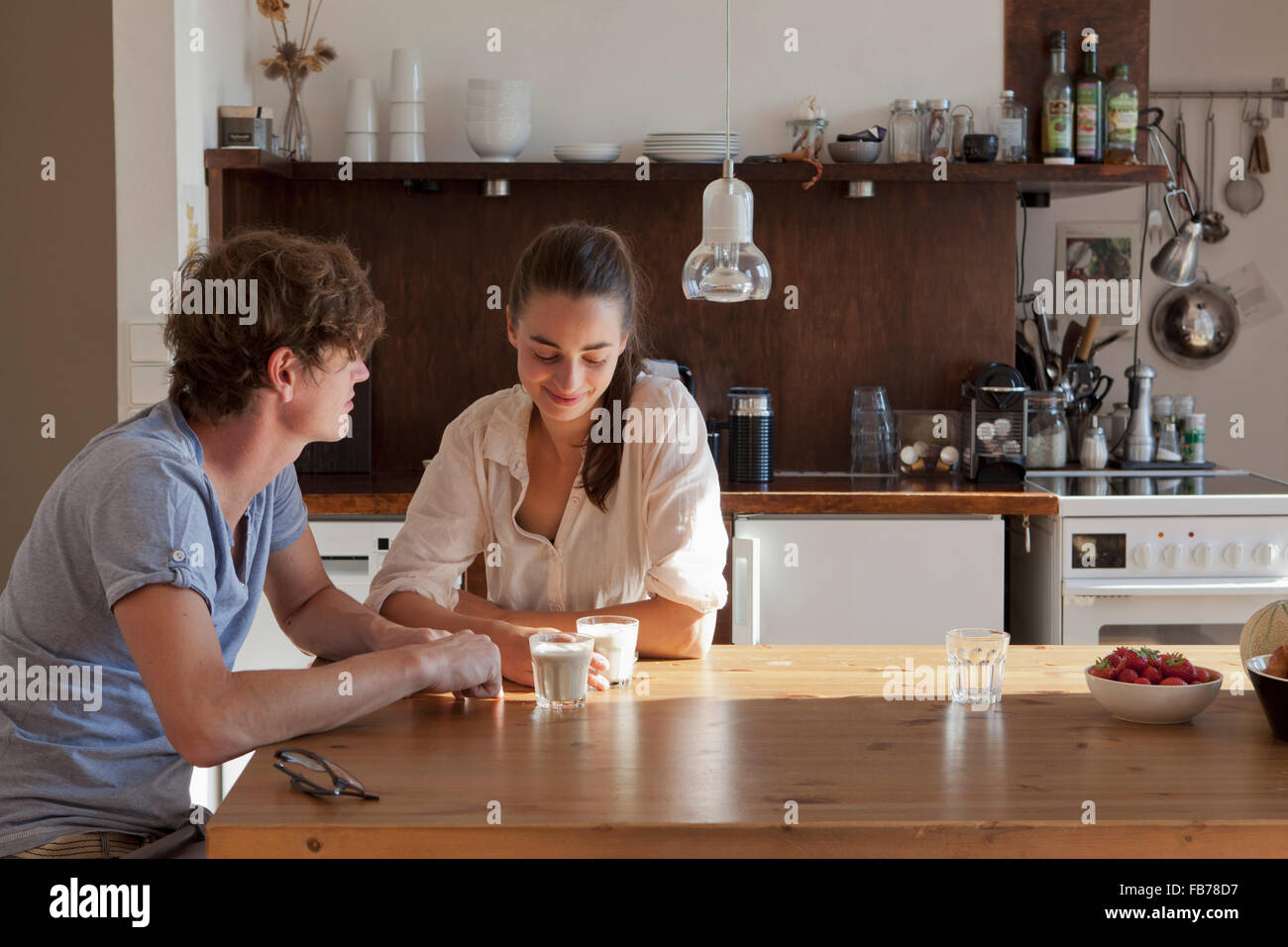 People sitting dining table hi-res stock photography and images - Alamy