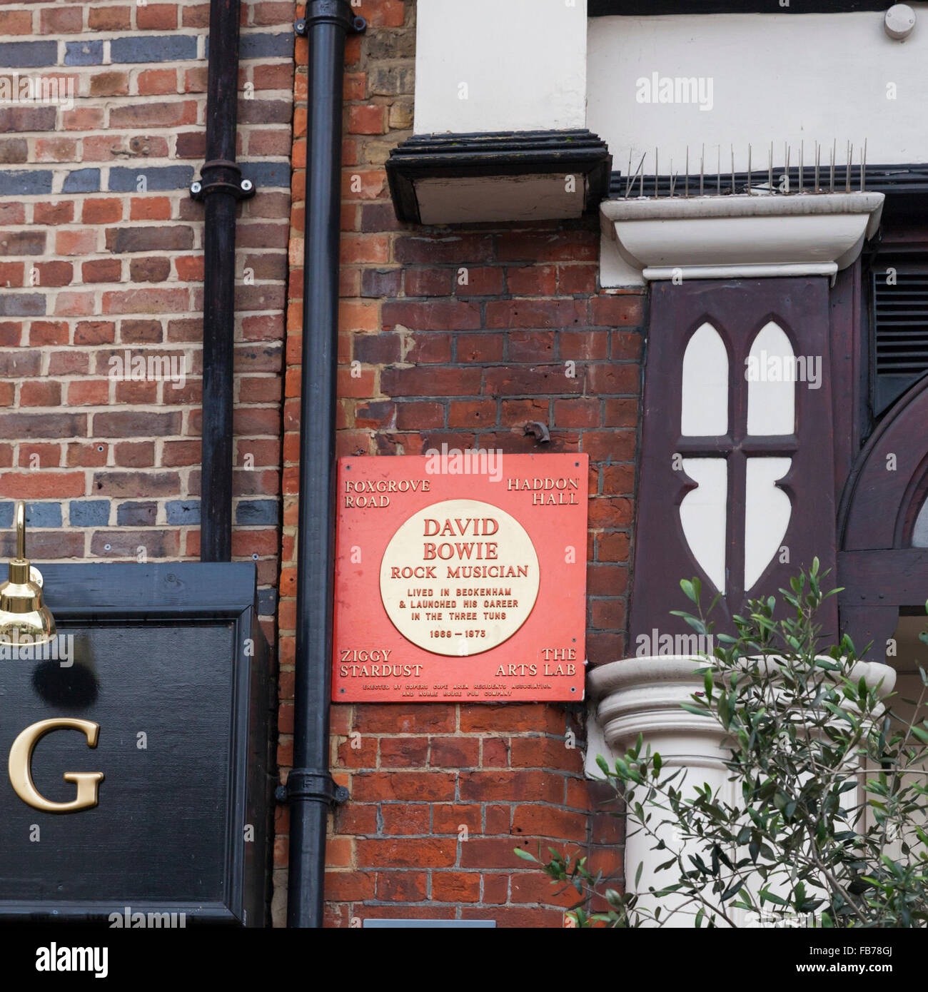 Beckenham, South London, 11th January 2016. Red commemorative plaque at ...