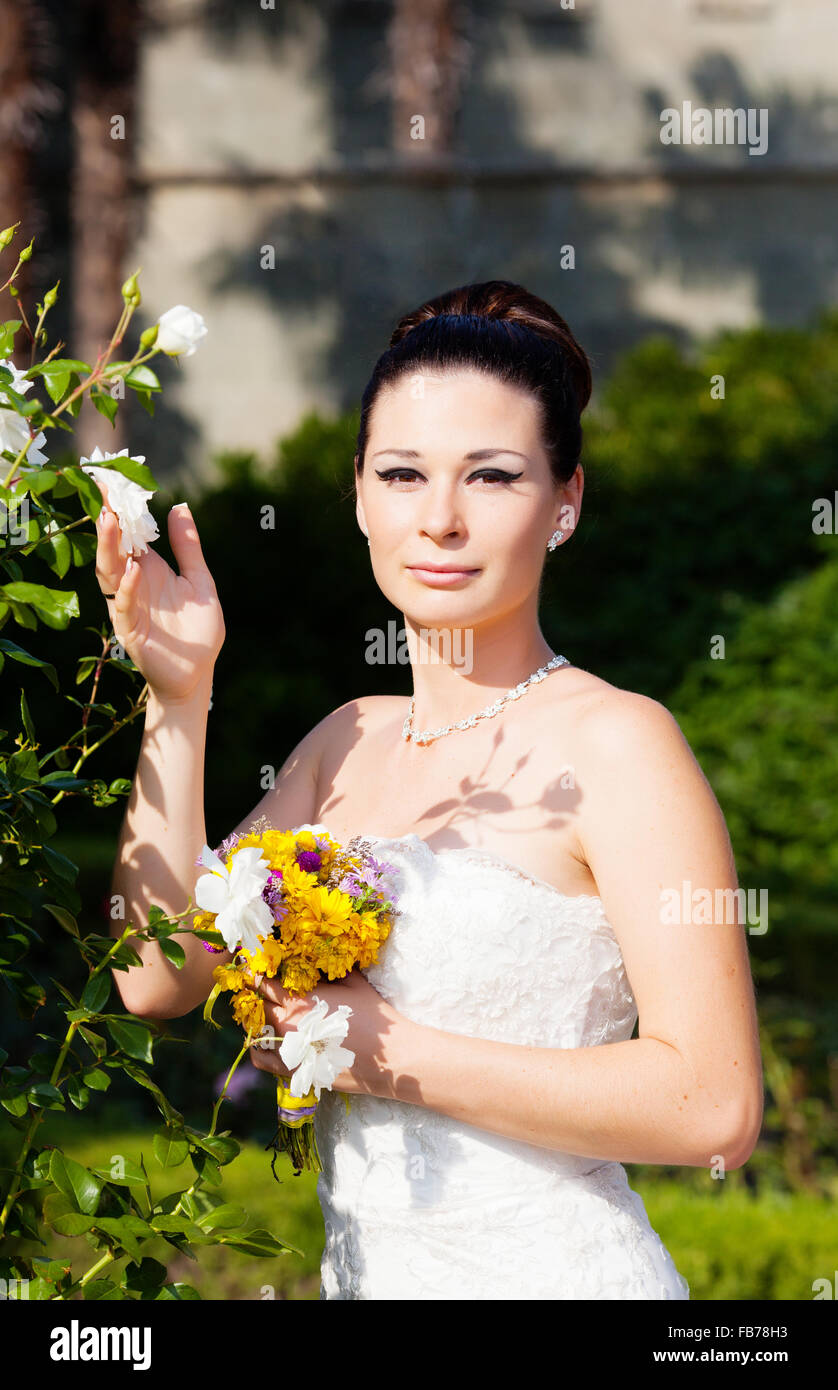 Bride outdoor portrait Stock Photo - Alamy