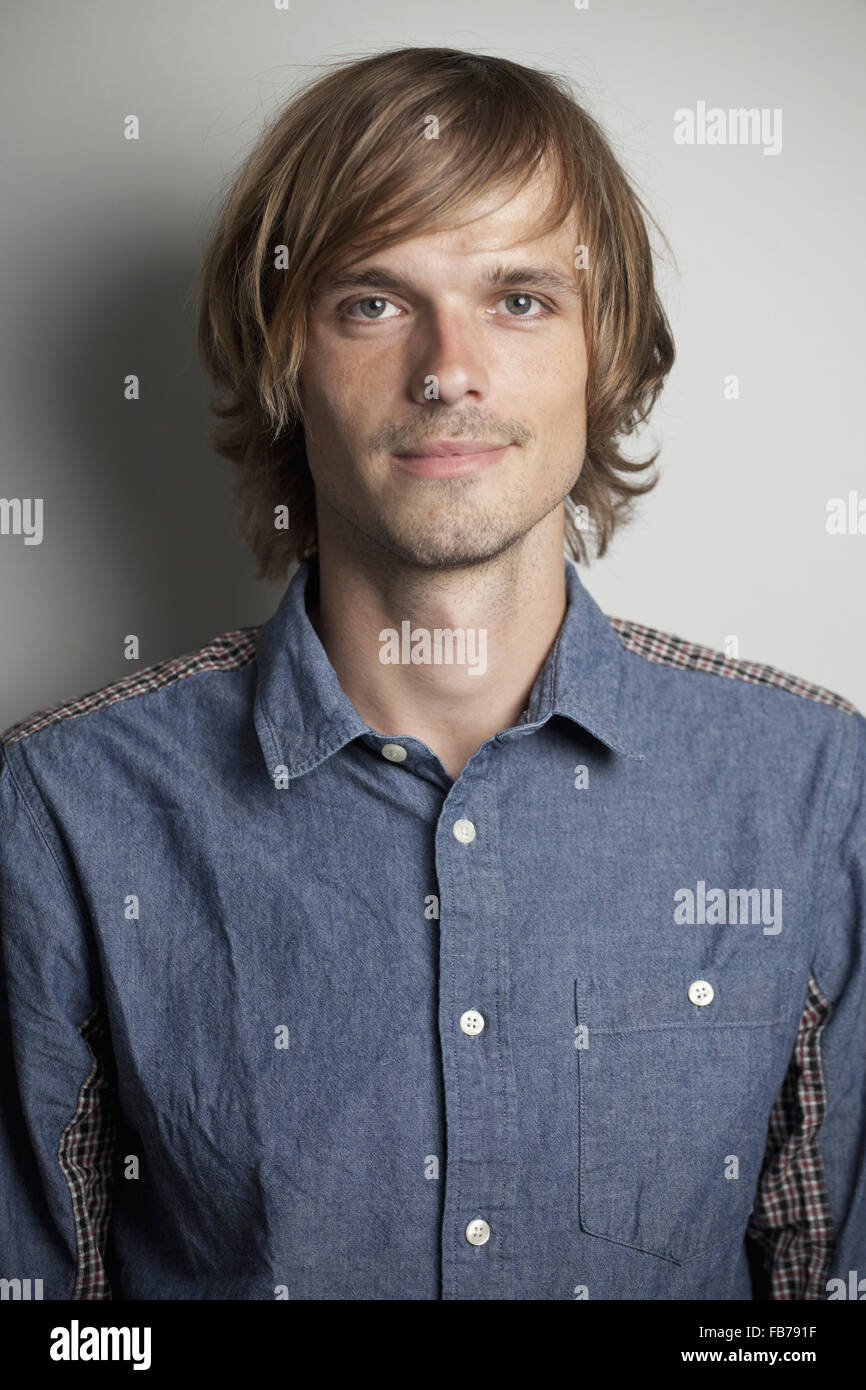 Young man looking camera hi-res stock photography and images - Alamy