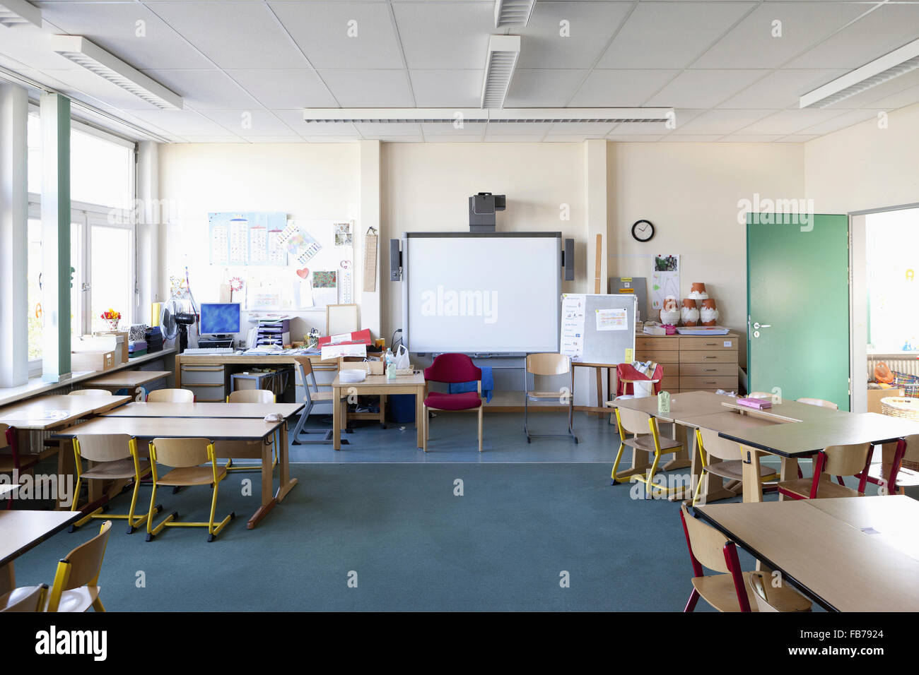 Empty classroom hi-res stock photography and images - Alamy