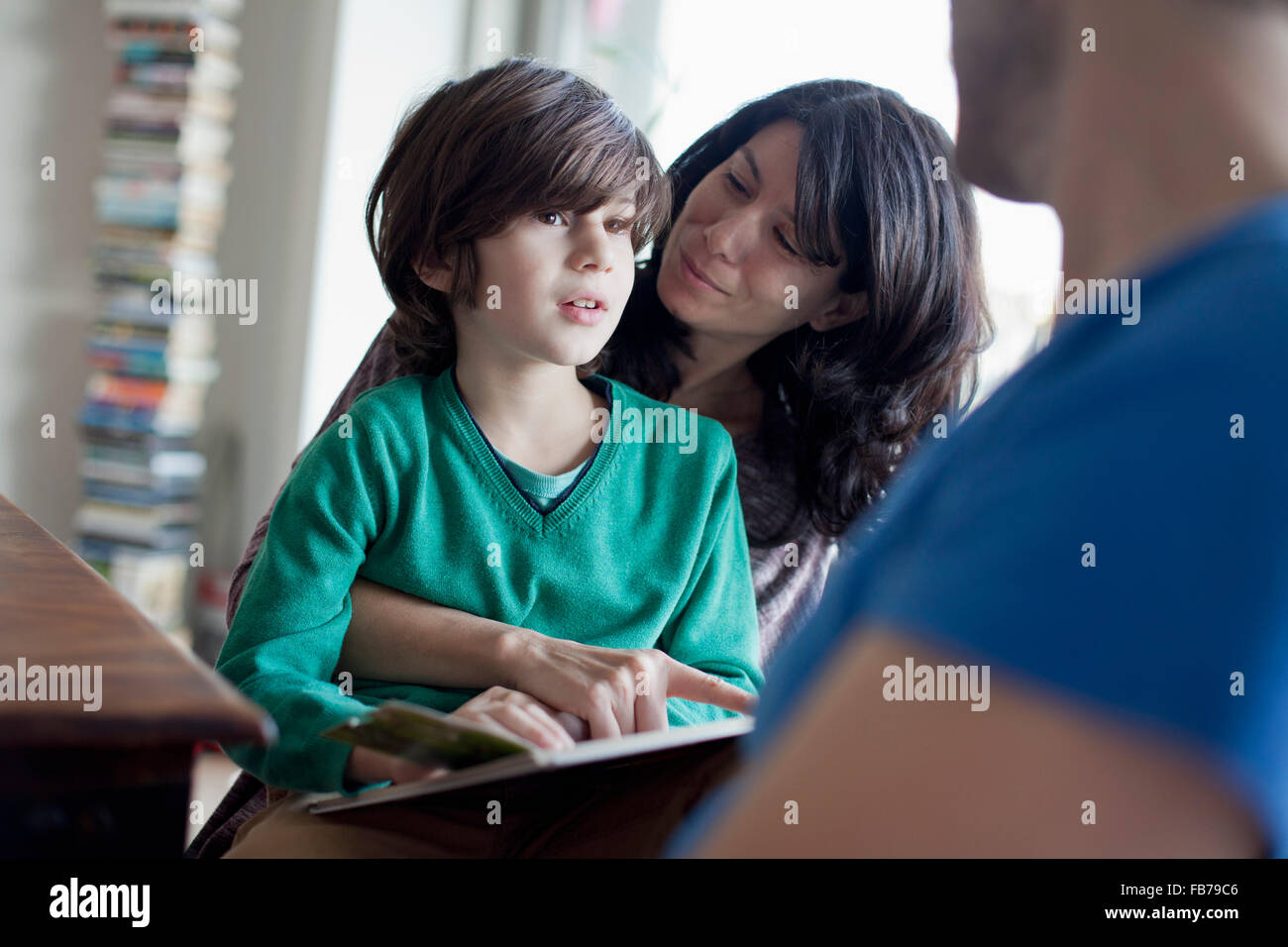 Explaining family hi-res stock photography and images - Alamy