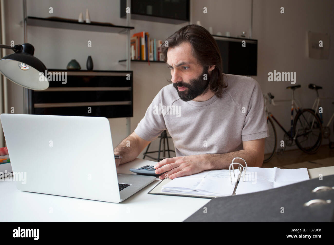 Man calculator working table hi-res stock photography and images - Alamy