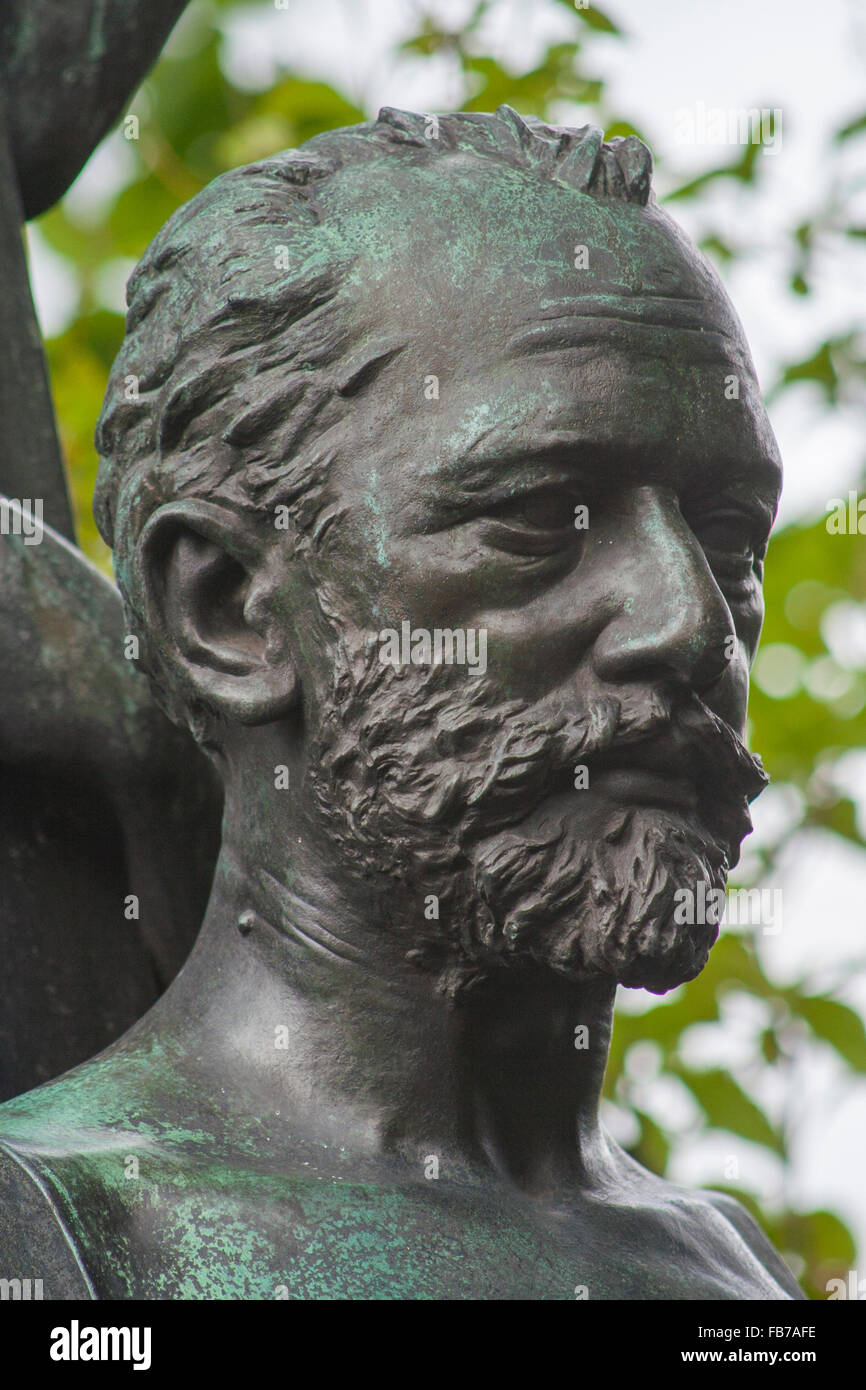 Pyotr tchaikovsky statue hi-res stock photography and images - Alamy