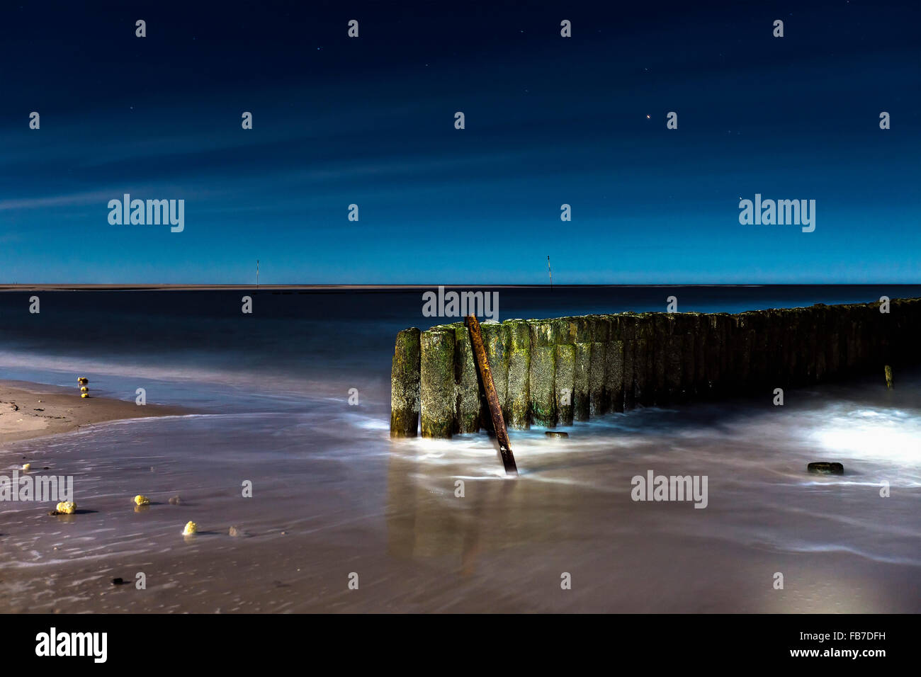 Wooden posts in sea beach hi-res stock photography and images - Alamy