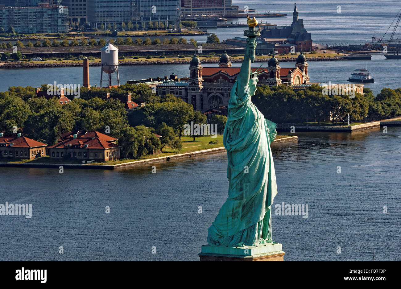 Tourist immigrant statue icon hi-res stock photography and images - Alamy