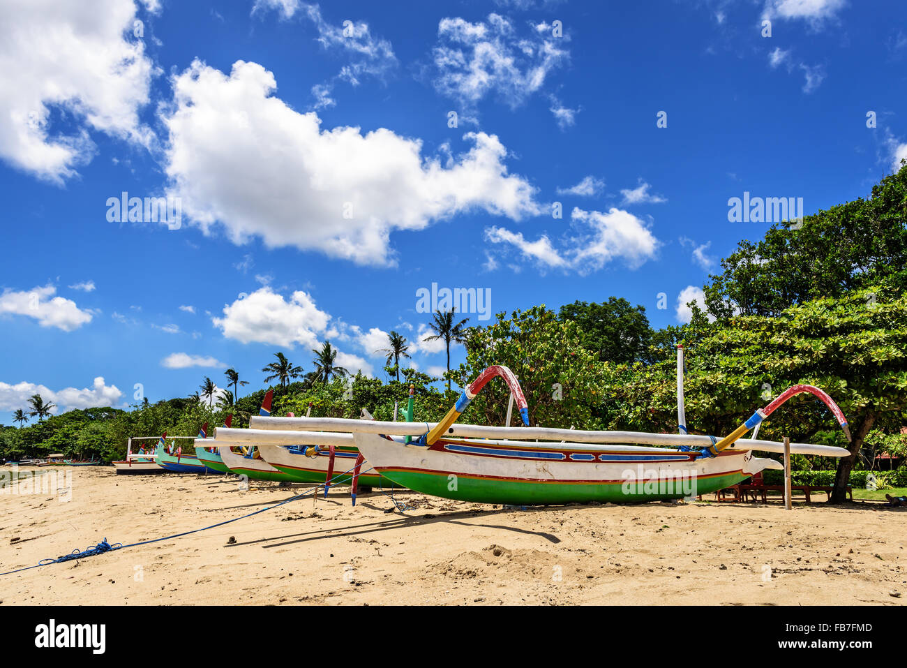 Traditional balinese jukung fishing boats on Sanur beach, Bali ...
