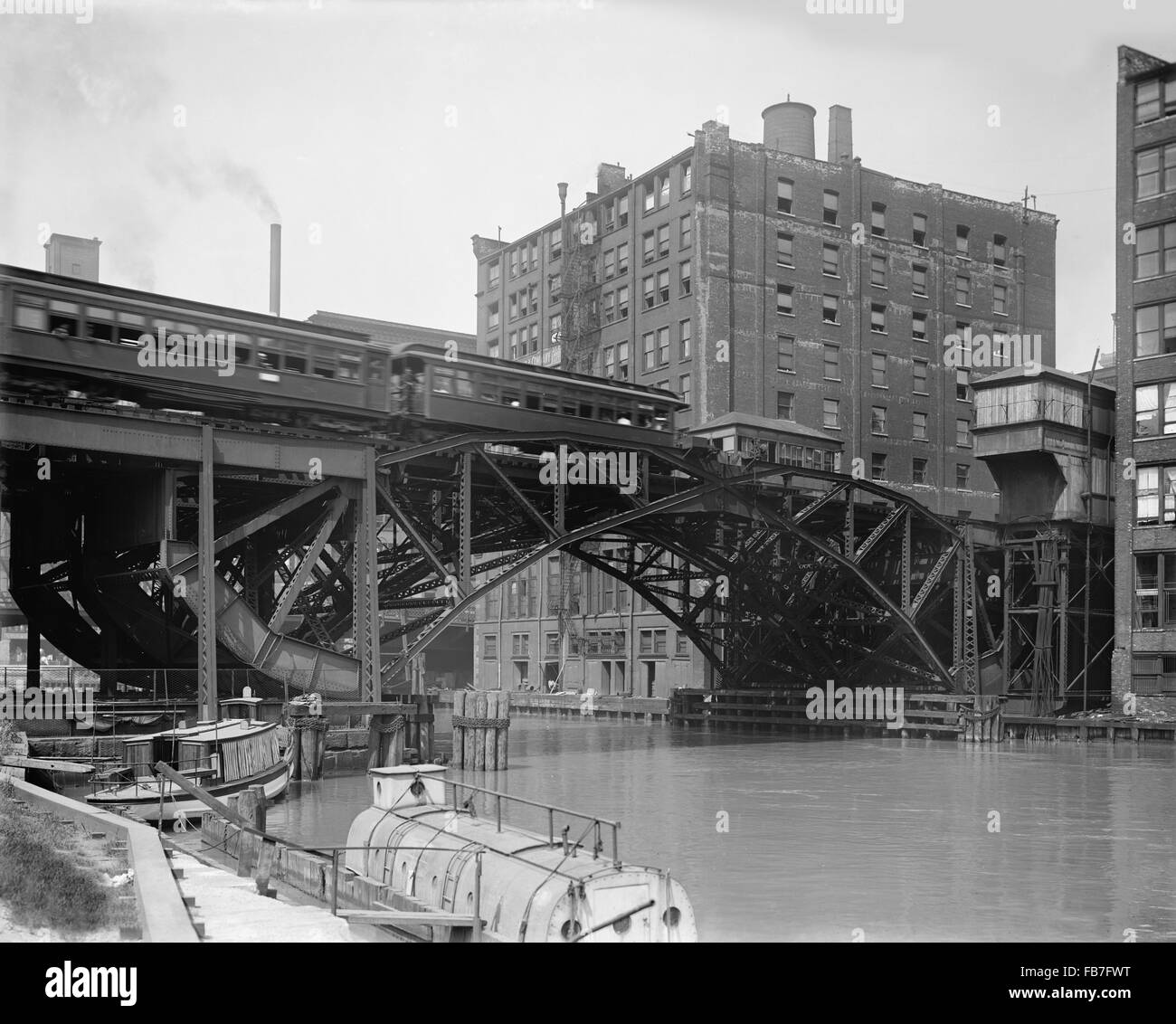 Train on Jackknife Bridge, Chicago, Illinois, USA, circa 1907 Stock ...