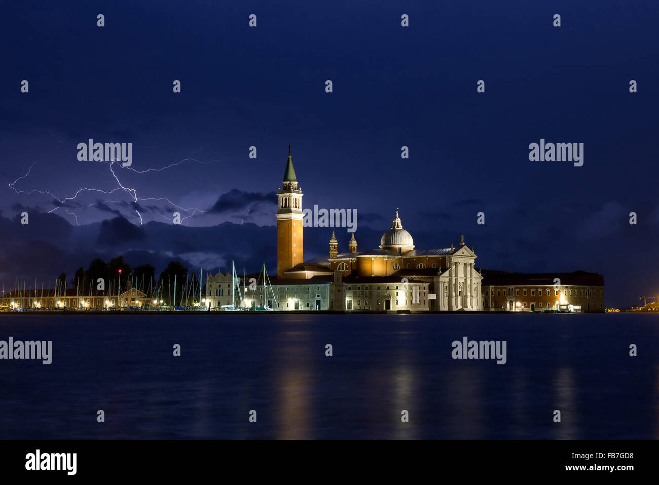 Lightning Strikes Building Stock Photos & Lightning Strikes Building ...