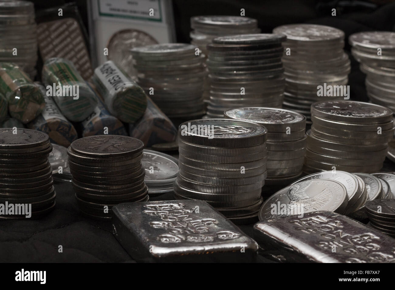 Pile of silver coins hi-res stock photography and images - Alamy