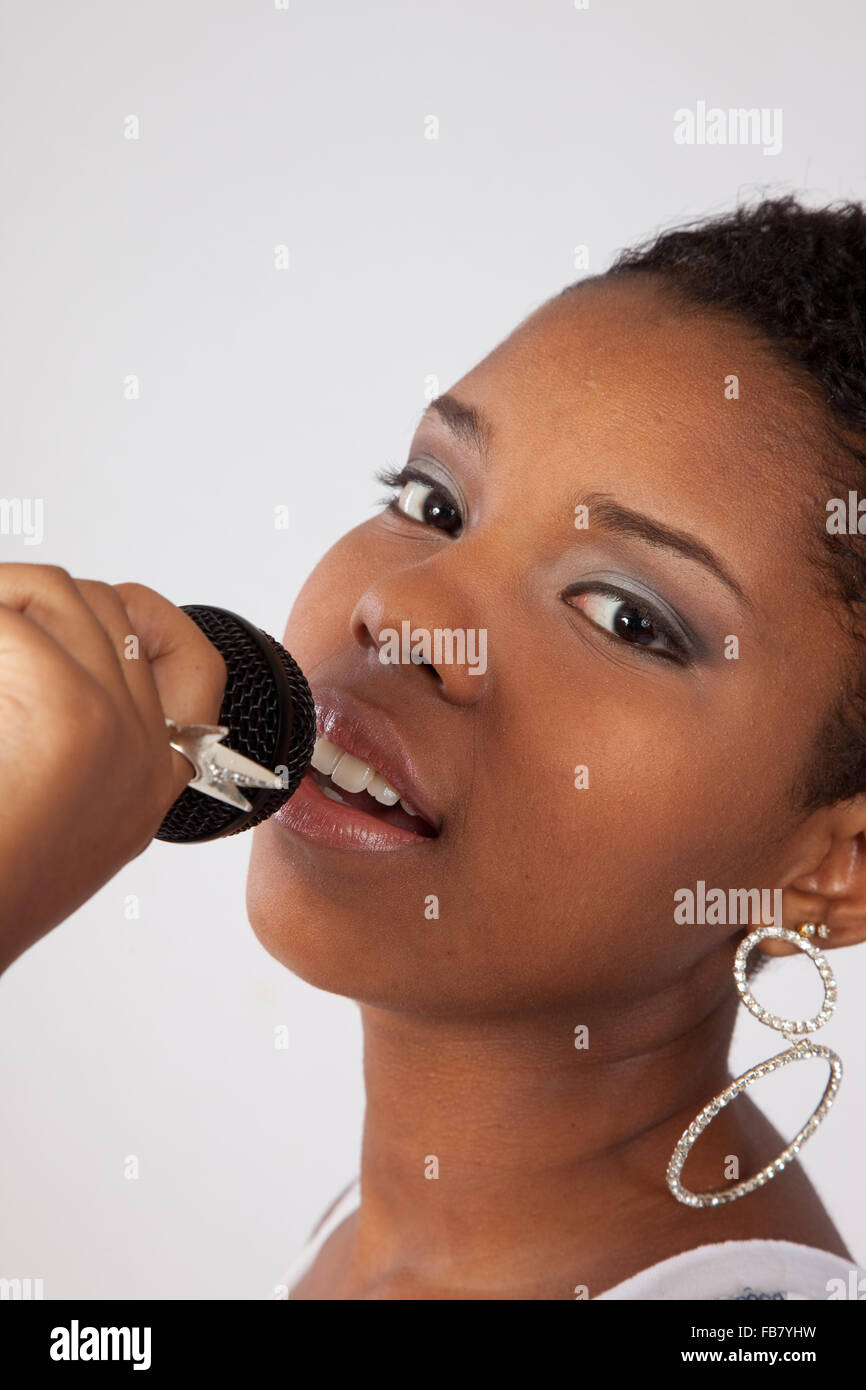 Pretty black woman microphone hi-res stock photography and images - Alamy