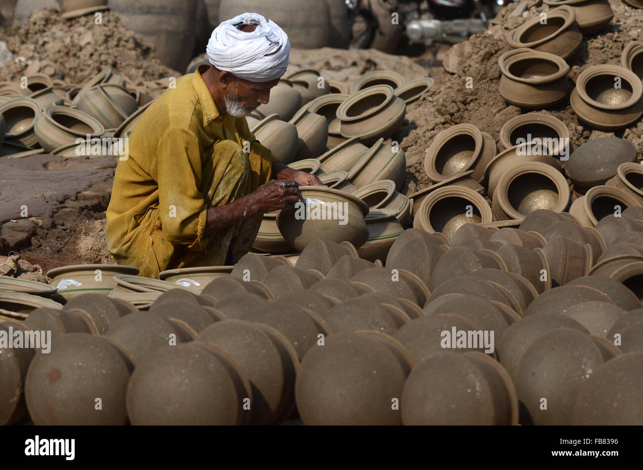 Lahore, Pakistan. 12th Jan, 2016. Pakistani workers busy in preparing ...