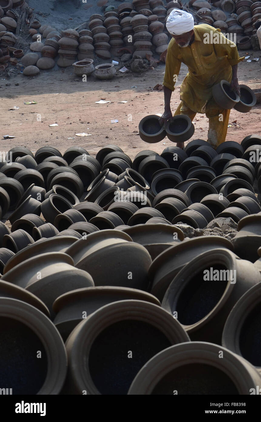 Lahore, Pakistan. 12th Jan, 2016. Pakistani workers busy in preparing ...