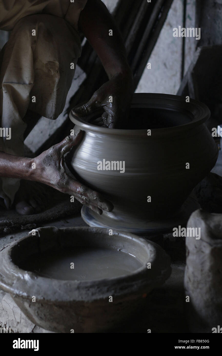 Lahore, Pakistan. 12th Jan, 2016. Pakistani workers busy in preparing ...