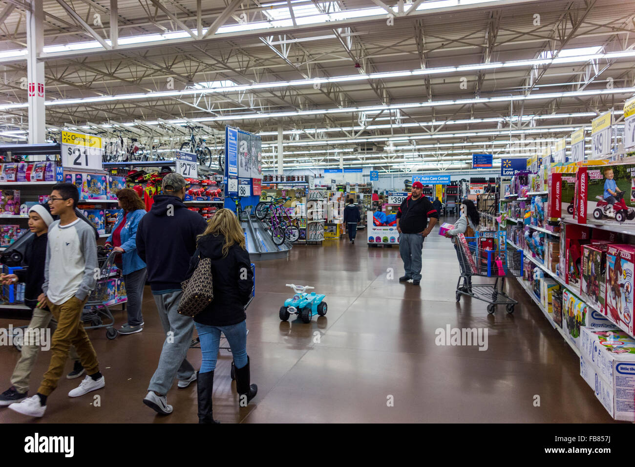 Shoppers at walmart store hi-res stock photography and images - Alamy