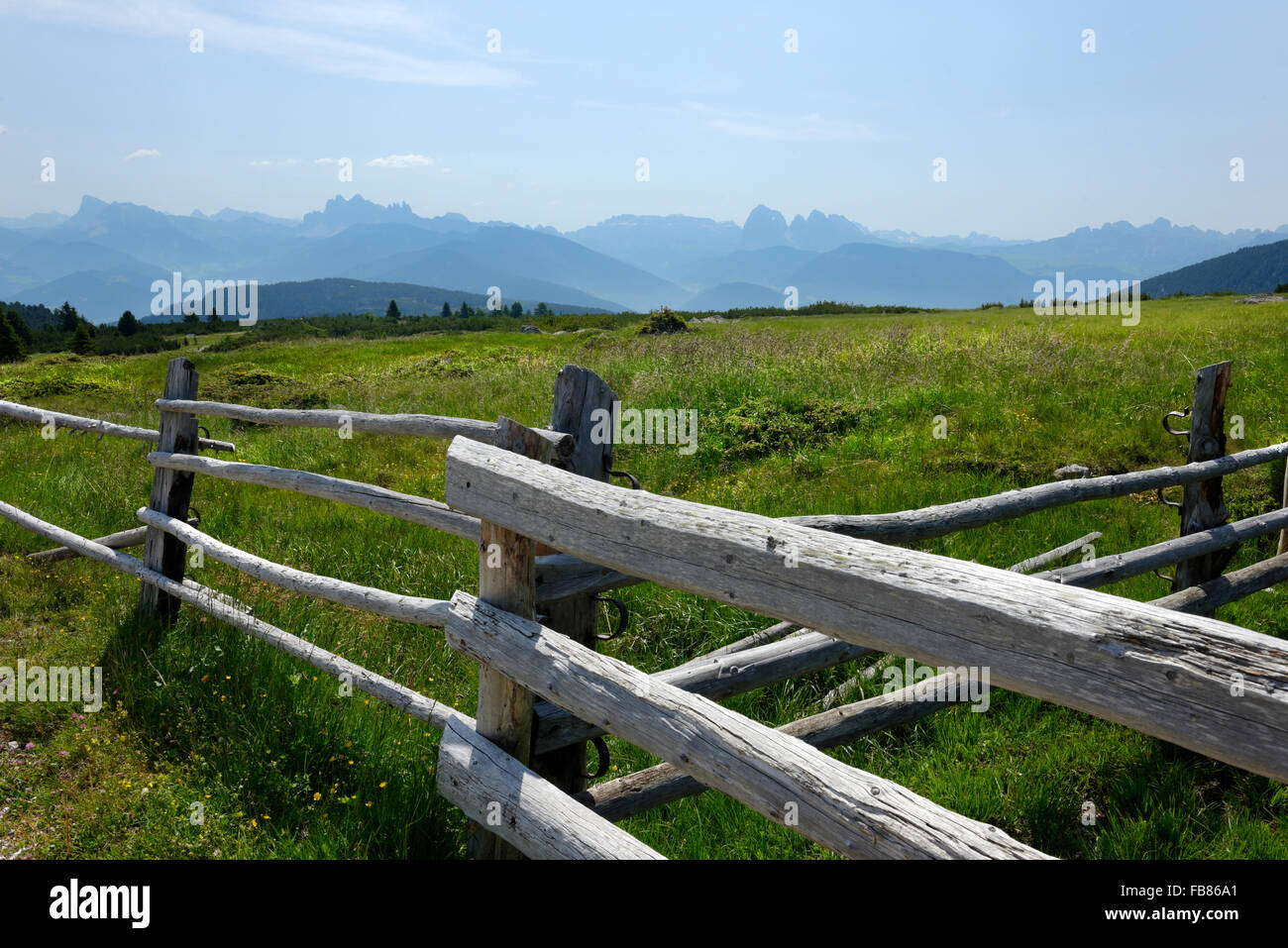 From the Villanders alpine pasture over the Eisacktal to the Dolomites ...