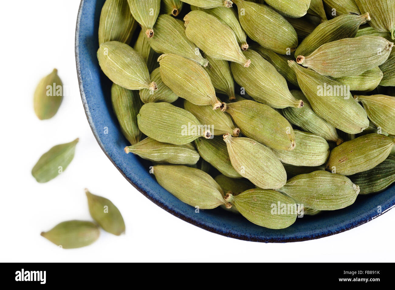 green cardamom pods in bowl Stock Photo - Alamy