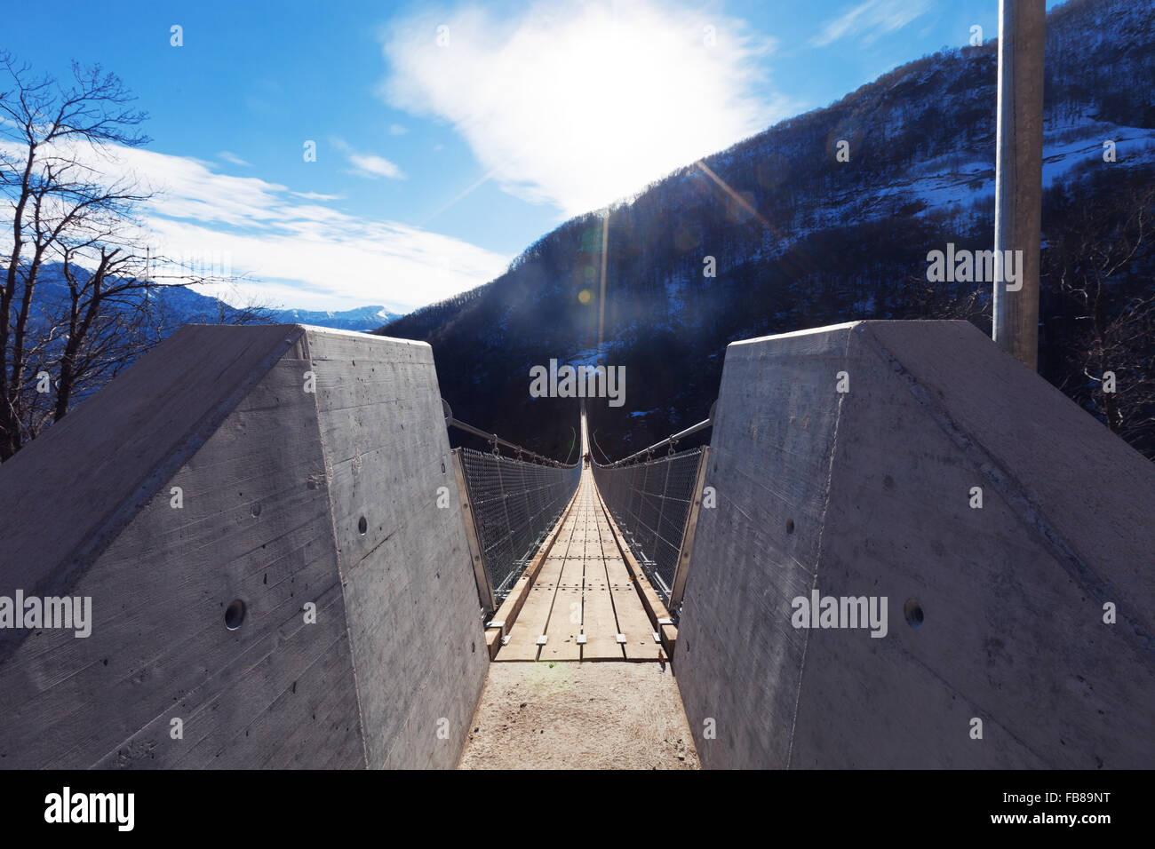 Hanging wooden bridge over mountain hi-res stock photography and images ...