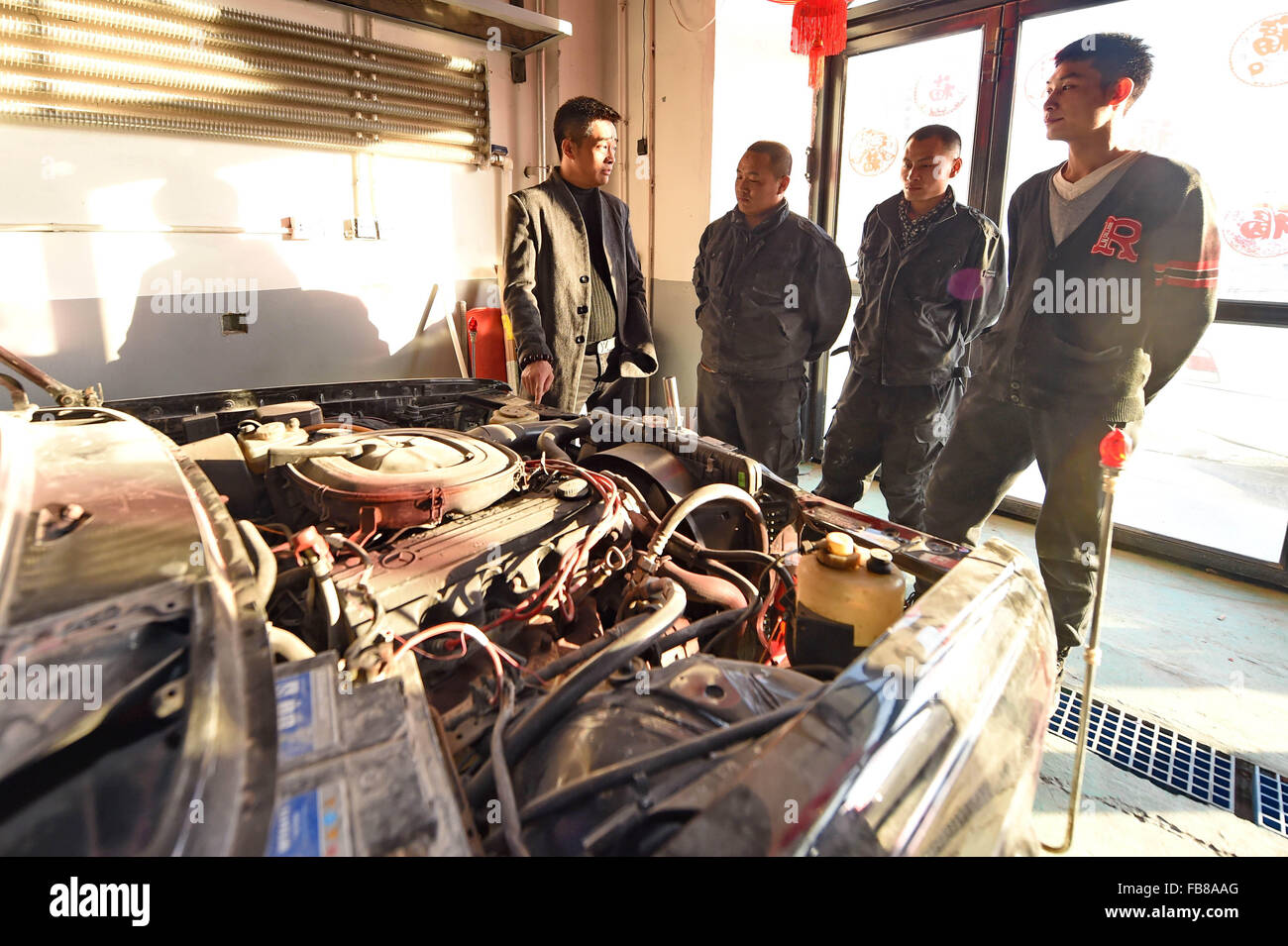(160112) -- CHANGCHUN, Jan. 12, 2016 (Xinhua) -- Liu Yanming (1st L ...