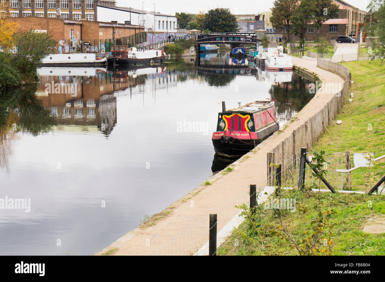 River Lee Navigation, river narrowboat, narrow boat Stock Photo - Alamy