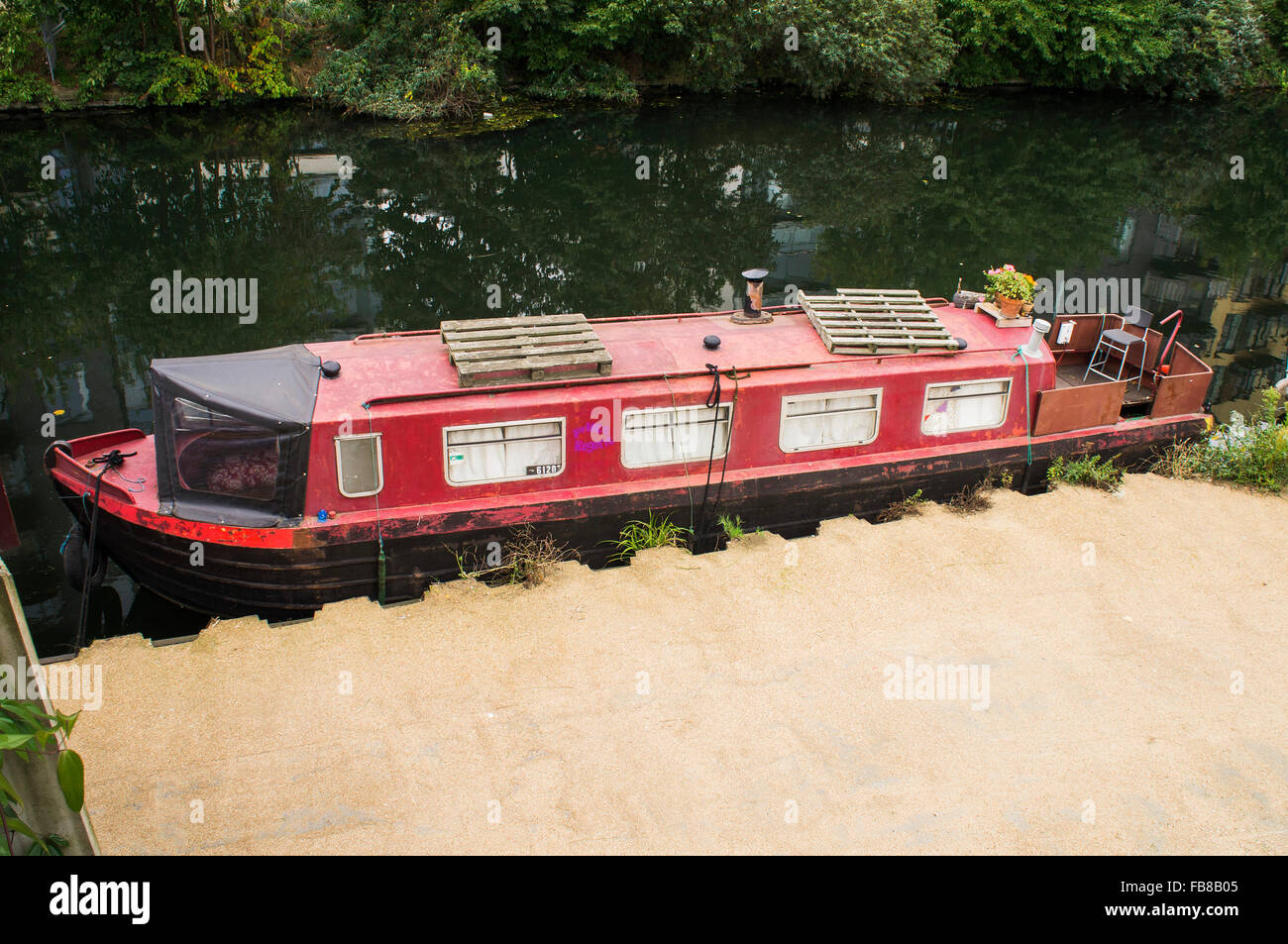 River Lee Navigation, river narrowboat, narrow boat Stock Photo - Alamy