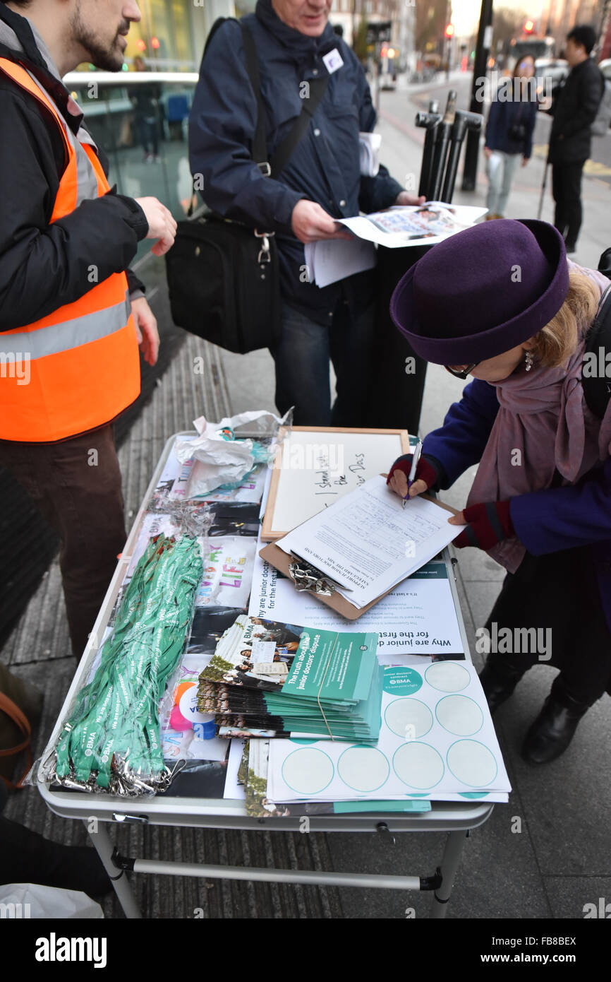 Nhs picket lines hi-res stock photography and images - Alamy
