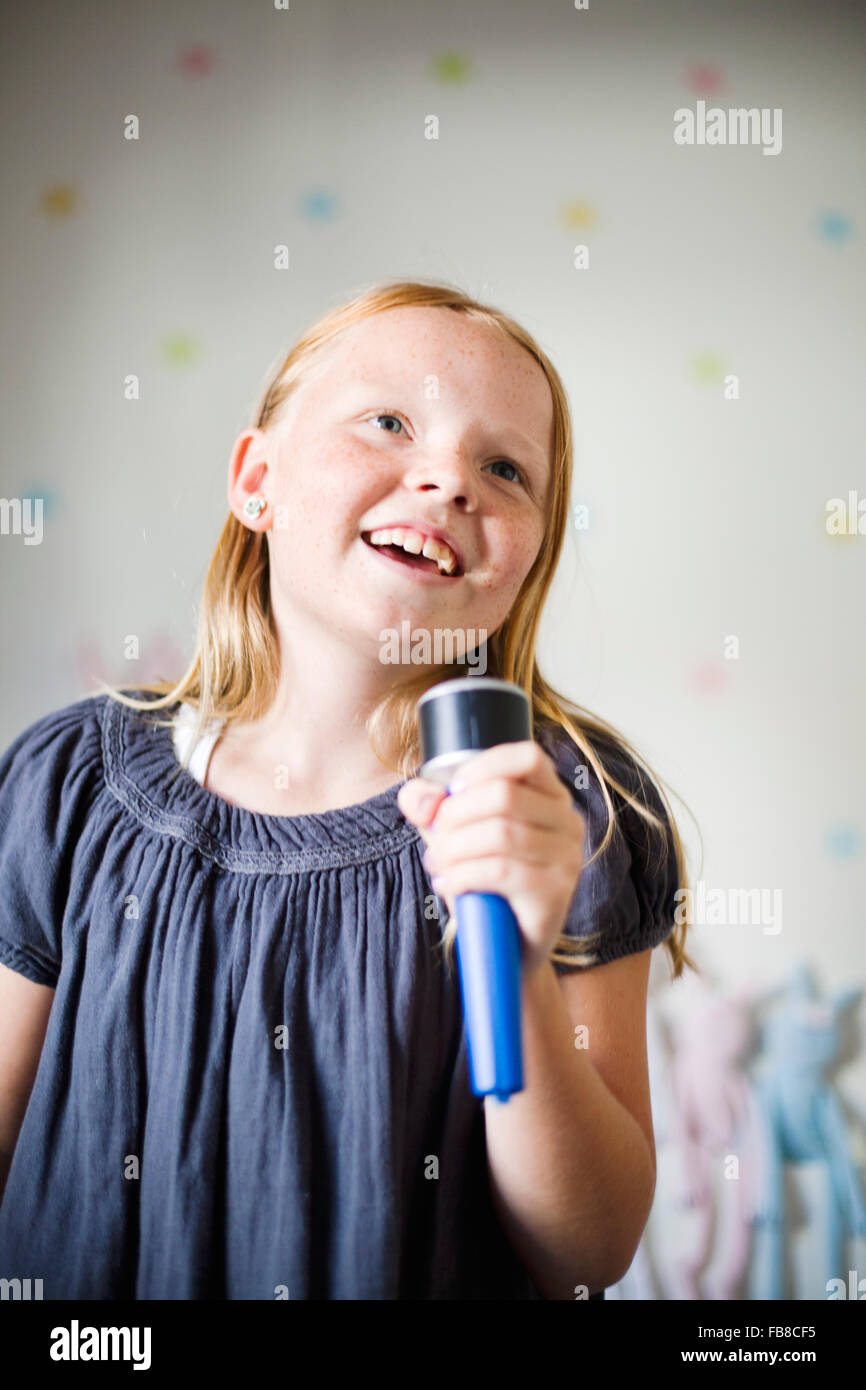 Singing 10 years old girl hi-res stock photography and images - Alamy
