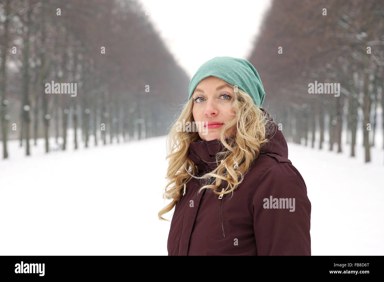 Woman park winter snow hi-res stock photography and images - Alamy