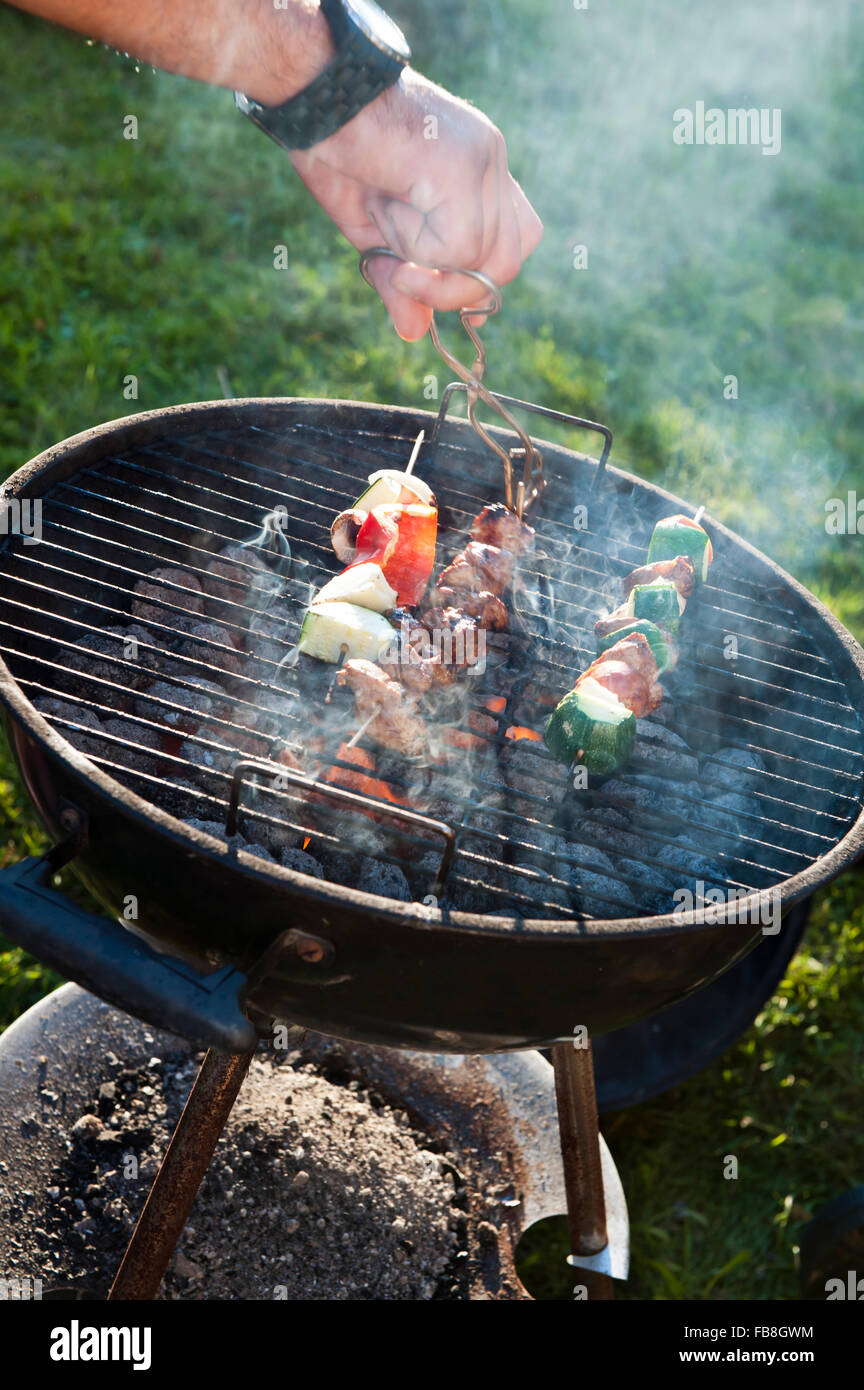 Hand holding cooking tongs hi-res stock photography and images - Alamy