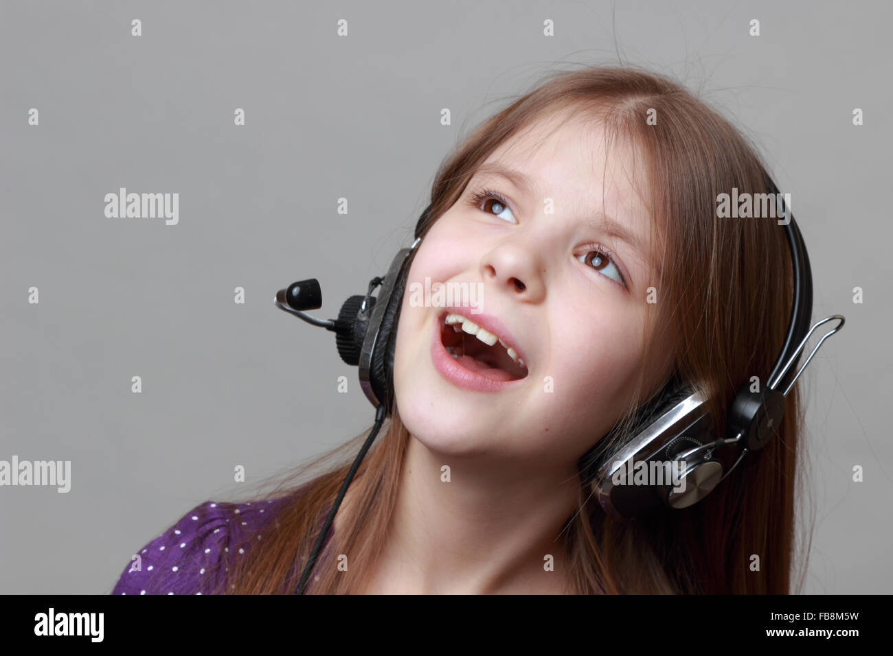 little girl singing Stock Photo - Alamy