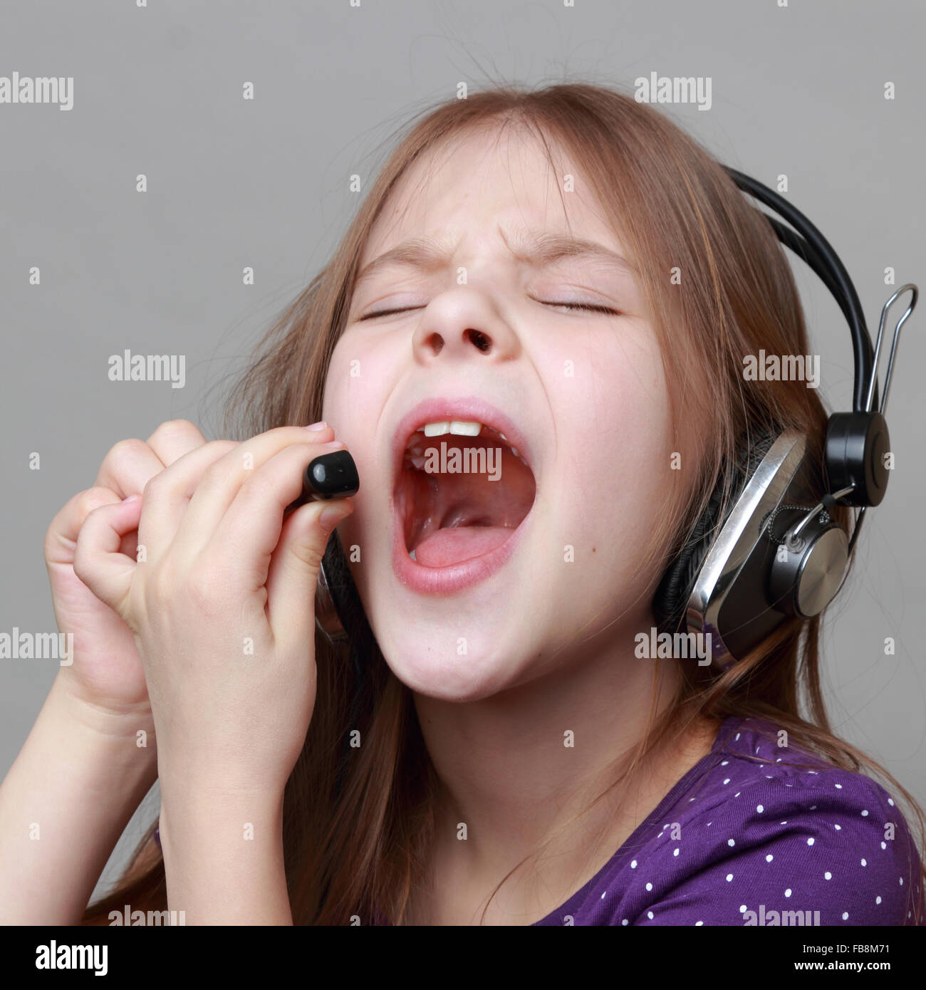 little girl singing Stock Photo - Alamy
