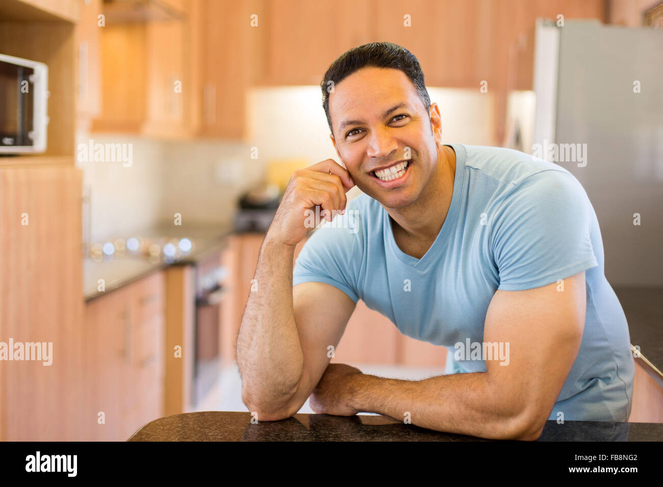 Man leaning against kitchen counter hi-res stock photography and images ...