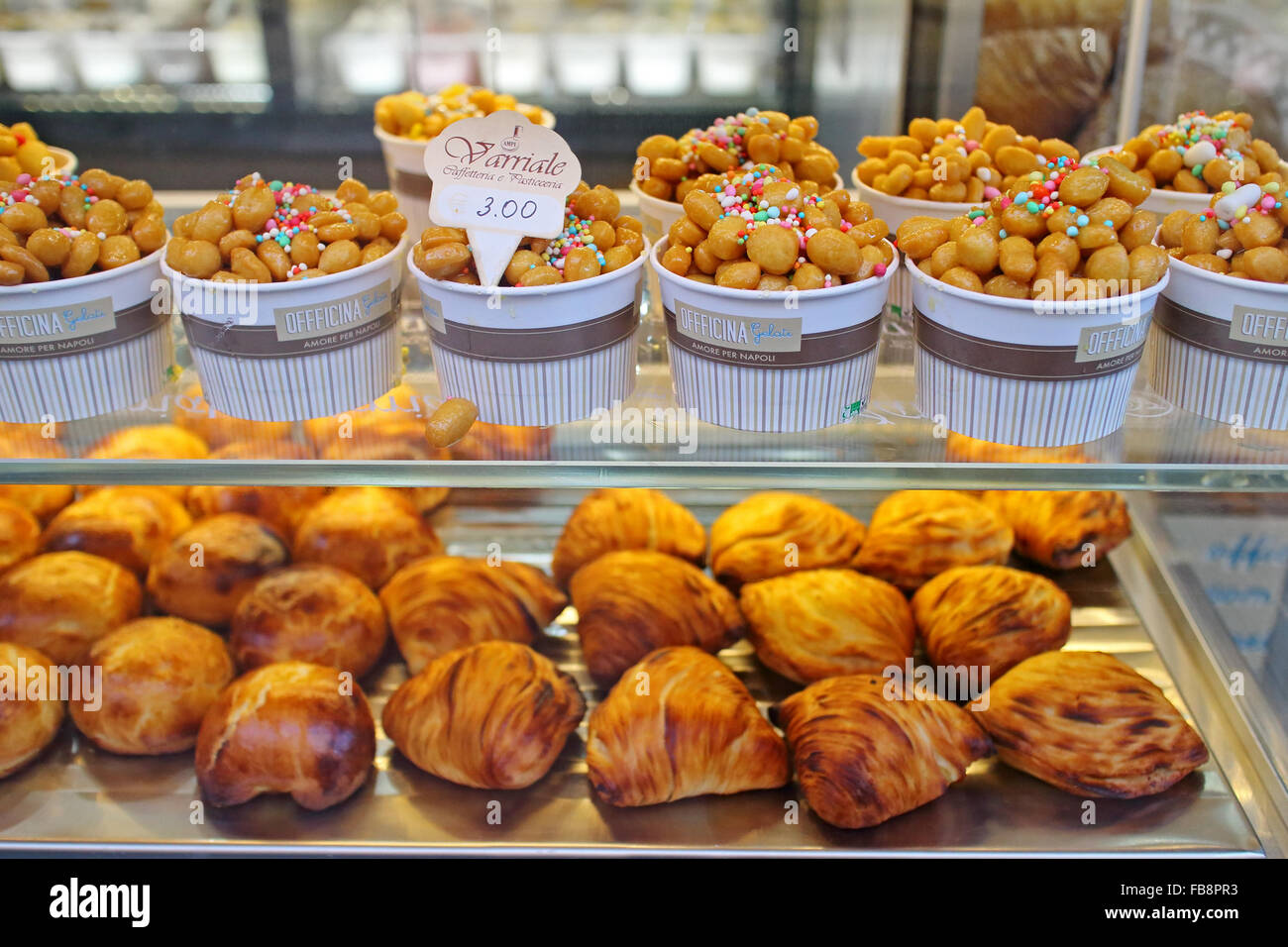 Sfogliatelle hi-res stock photography and images - Alamy