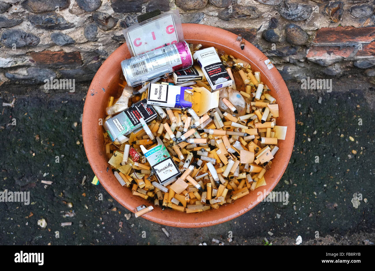 Cigarette packets uk hi-res stock photography and images - Alamy