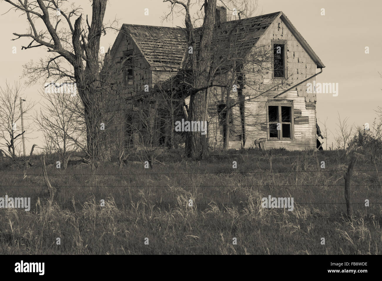 Old, abandoned and dilapidated farm house in rural Missouri Stock Photo ...