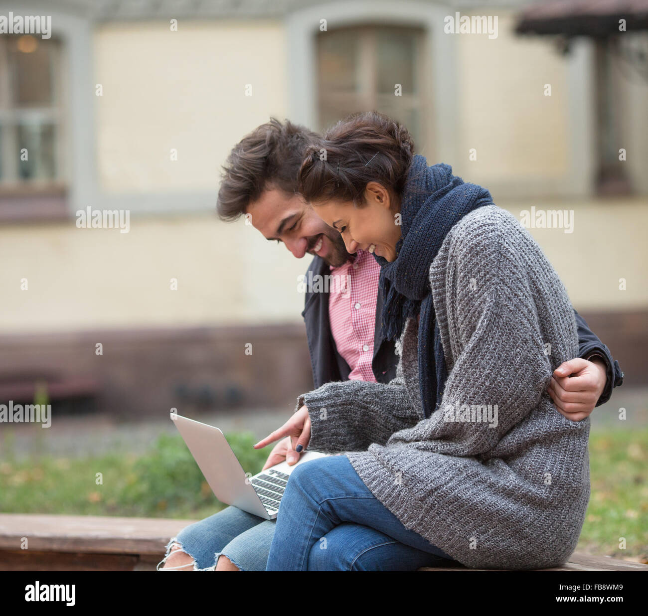 Happy couple surfing the Internet in the city Stock Photo - Alamy