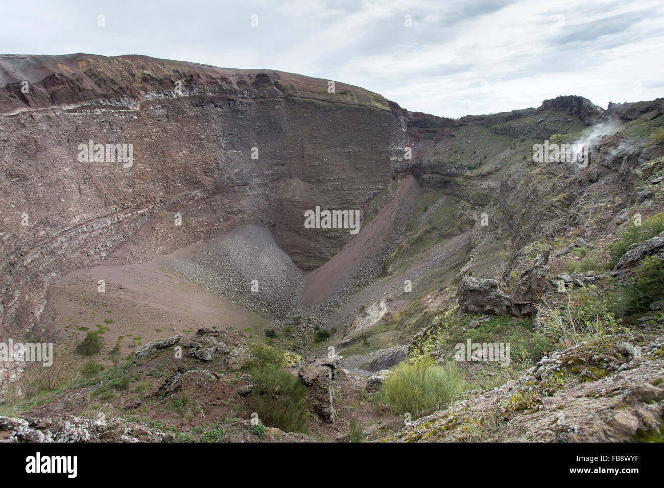The volcanic crater of Mount Vesuvius, Italy Stock Photo - Alamy