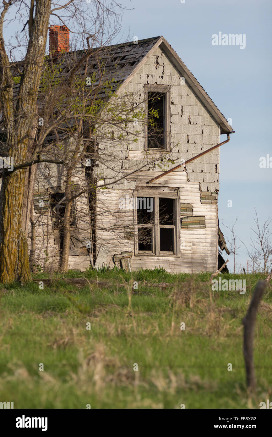 Old, abandoned and dilapidated farm house in rural Missouri Stock Photo - Alamy