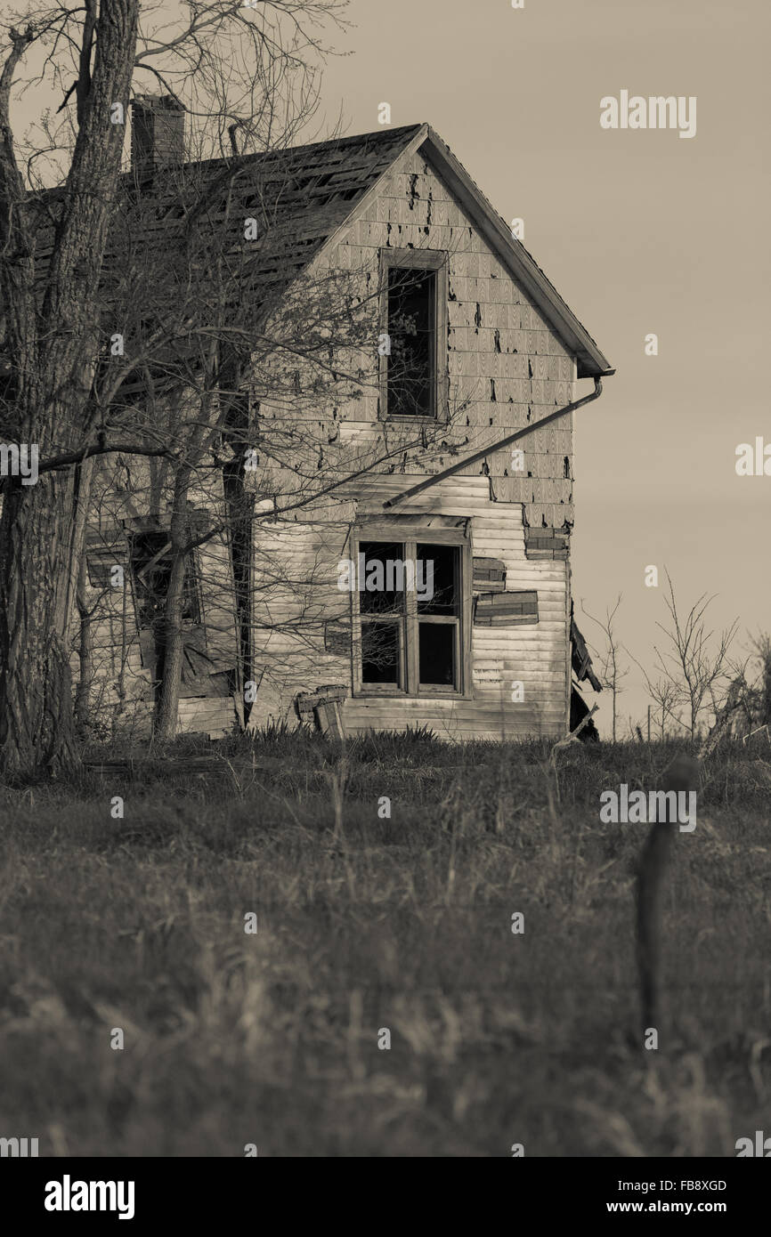 Old, abandoned and dilapidated farm house in rural Missouri Stock Photo ...