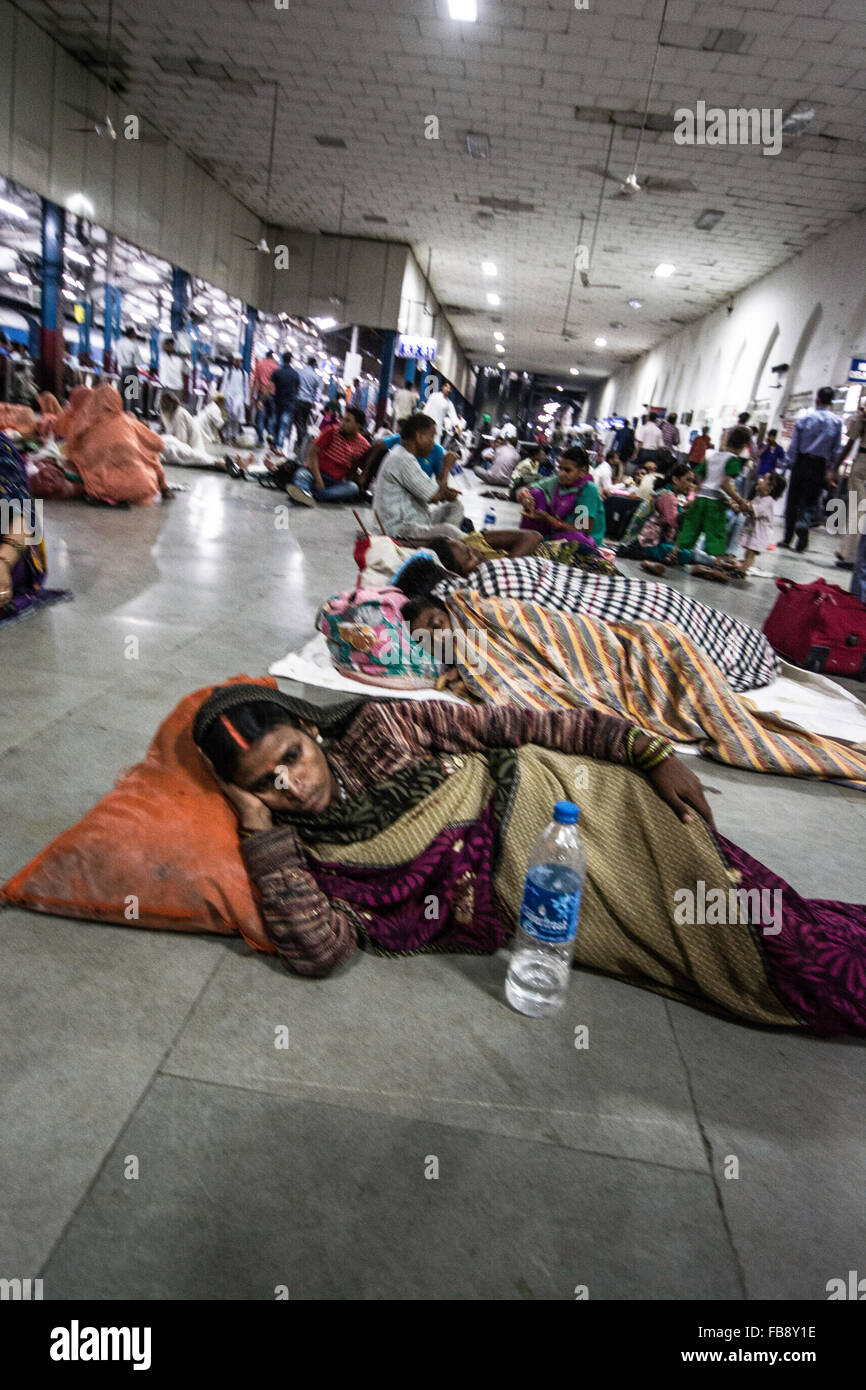 Passengers sleeping on the ground at an Indian railway station Stock ...