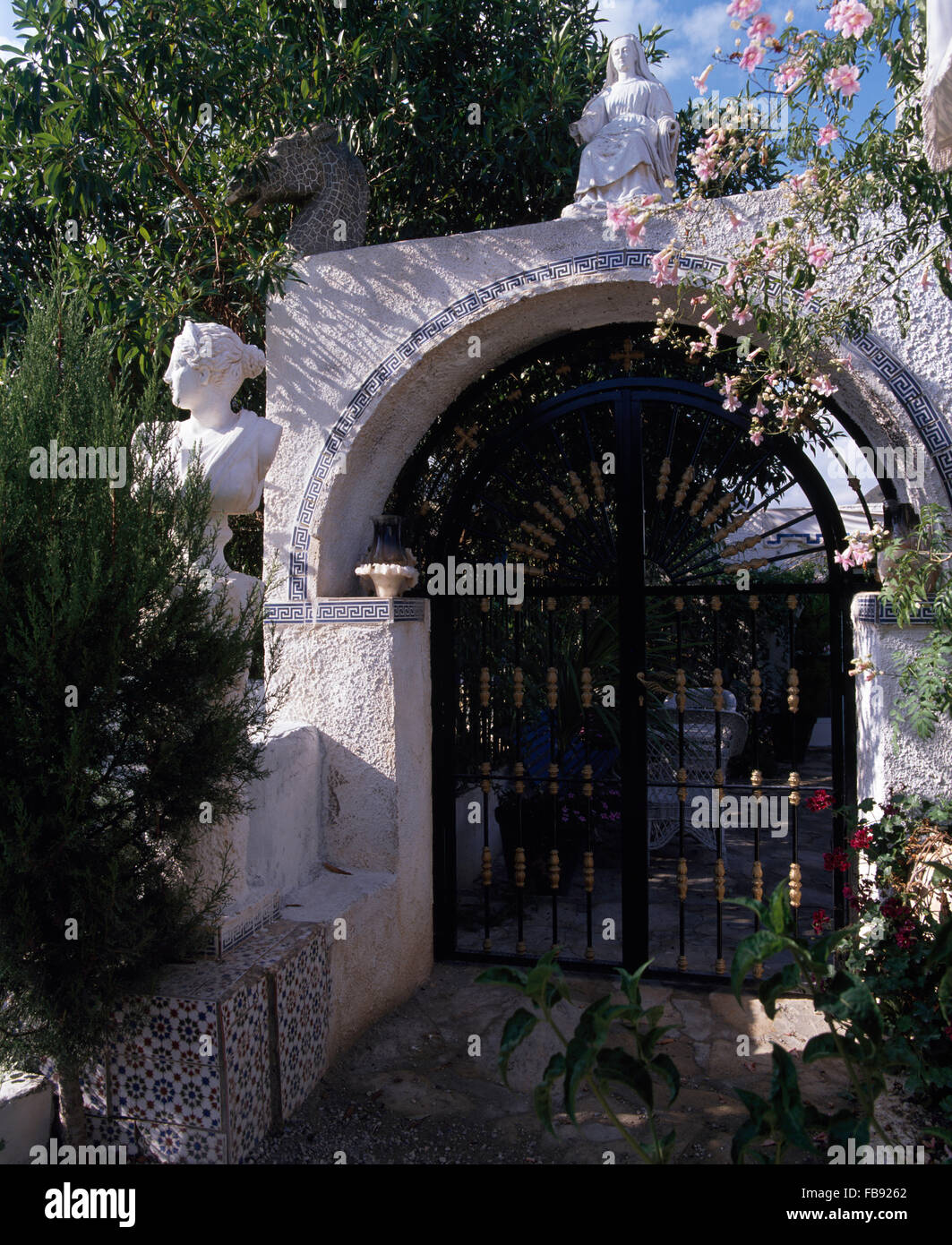 Garden gate arch hi-res stock photography and images - Alamy