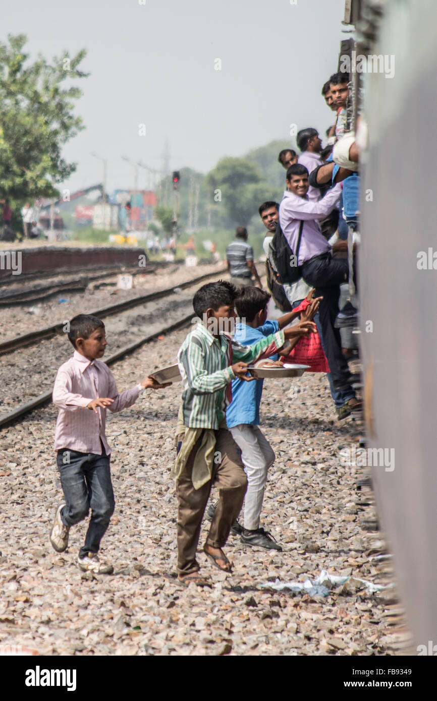 India hanging off train hi-res stock photography and images - Alamy